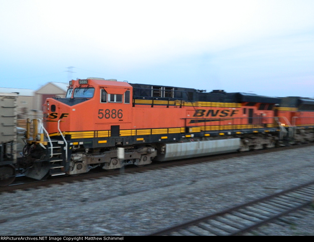 BNSF 5886